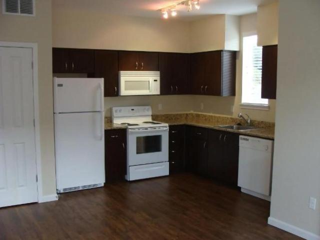 Studio, 1 bath, Apartment 6855 N Burlington Ave