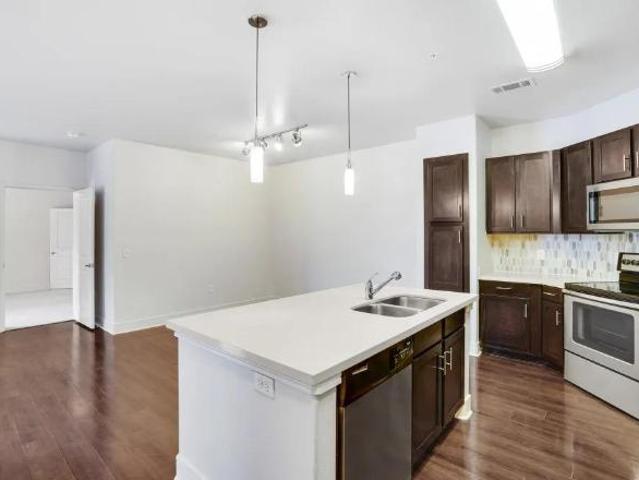 Studio, 1 bath, Apartment 701 E Bluff St