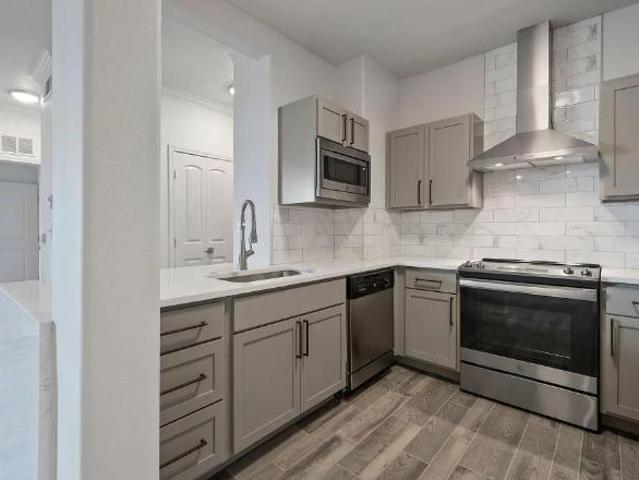 Studio, 1 bath, Apartment 701 E Bluff St