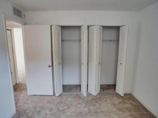 Studio, 1 bath, Apartment 7400 Stirling Road