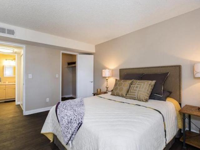 Studio, 1 bath, Apartment 909 W Colter Street