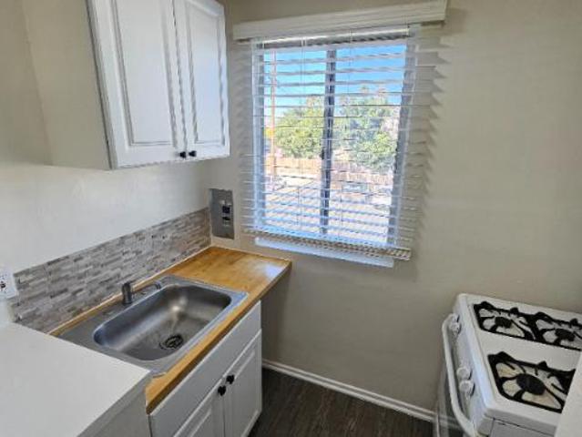 Studio, 1 bath, Apartment 14926 Hawthorne Blvd