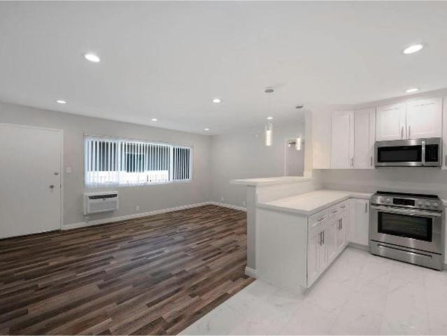 Studio, 1 bath, Apartment 15210 Sherman Way