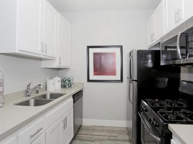 Studio, 1 bath, Apartment 1530 N Poinsettia Pl