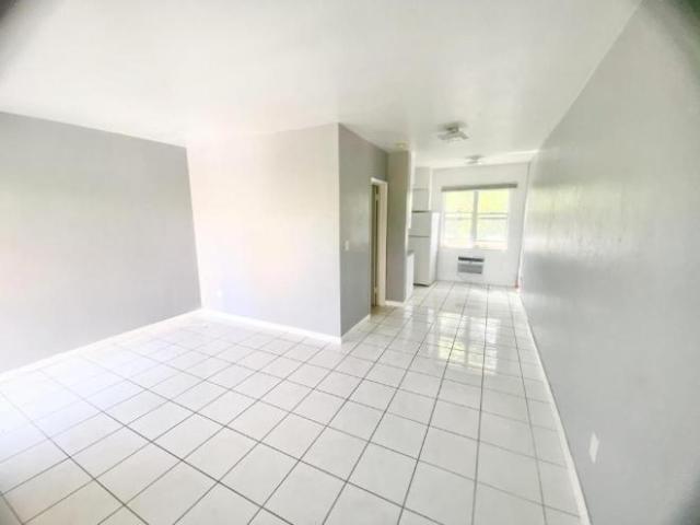 Studio, 1 bath, Apartment 15 21 Alhambra Circle