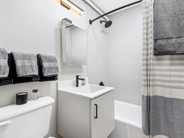 Studio, 1 bath, Apartment 1922 W Ogden Ave