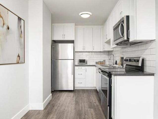 Studio, 1 bath, Apartment 212 Lakeshore Road East
