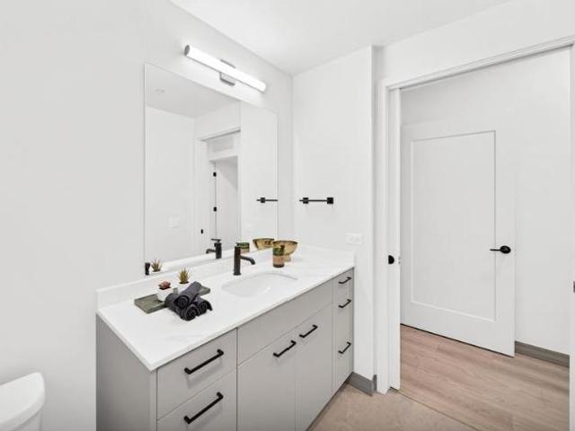 Studio, 1 bath, Apartment 2155 N Elston Ave