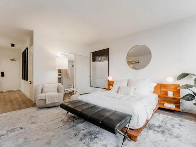 Studio, 1 bath, Apartment 21 E Chestnut St