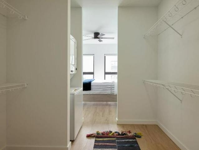 Studio, 1 bath, Apartment 221 E Oak St