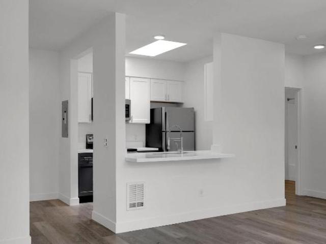 Studio, 1 bath, Apartment 255 West Broadway
