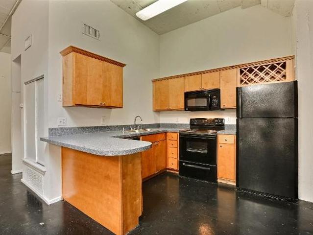 Studio, 1 bath, Apartment 2639 Elm Street