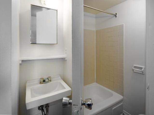 Studio, 1 bath, Apartment 280 Dundas Street East