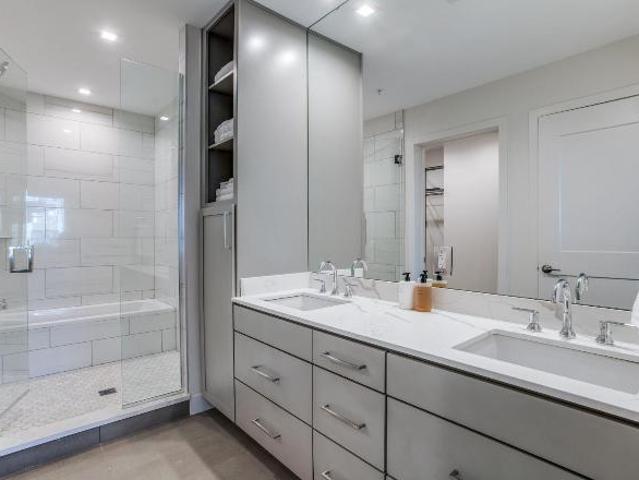 Studio, 1 bath, Apartment 315 S Cesar Chavez Blvd