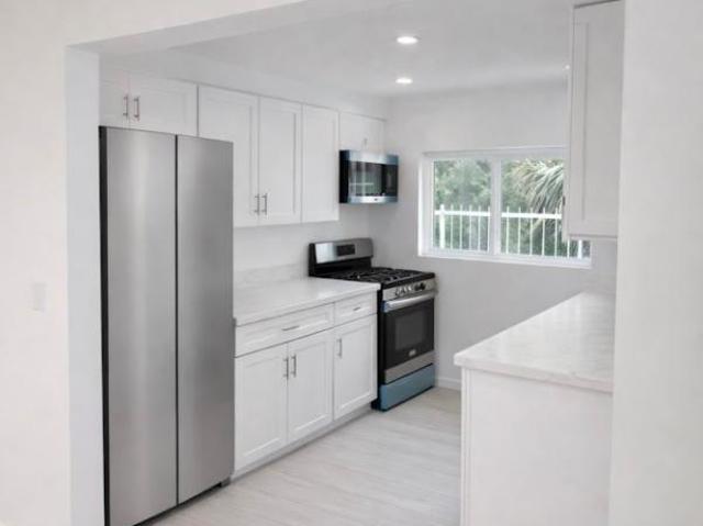Studio, 1 bath, Apartment 324 South Kenmore Avenue
