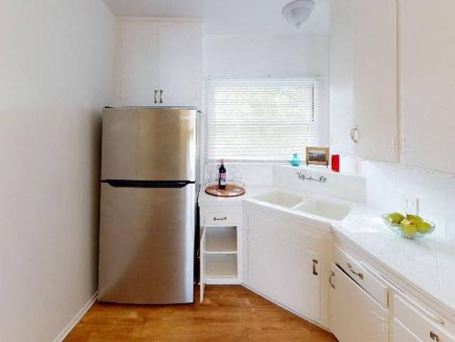 Studio, 1 bath, Apartment 3360 Rowena Avenue