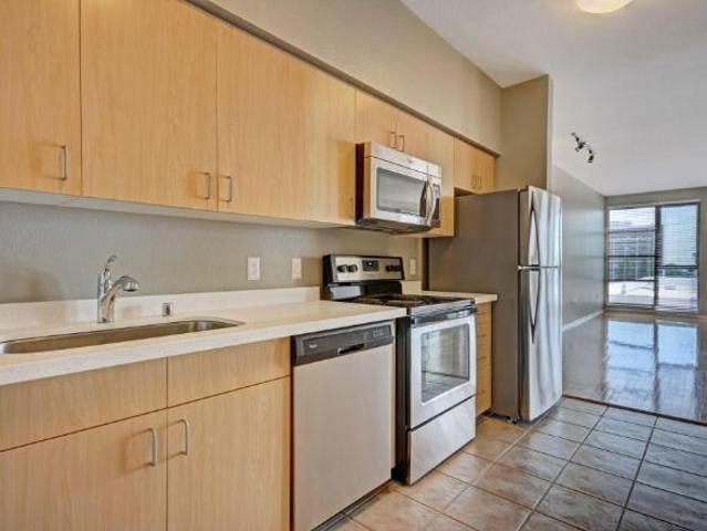 Studio, 1 bath, Apartment 375 E Green St