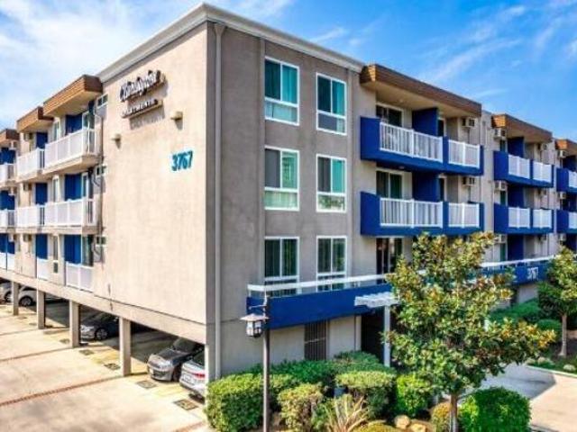 Studio, 1 bath, Apartment 3767 Clarington Ave