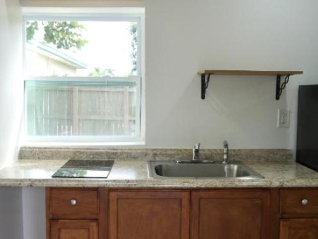 Studio, 1 bath, Condo 1421 N Andrews Ave