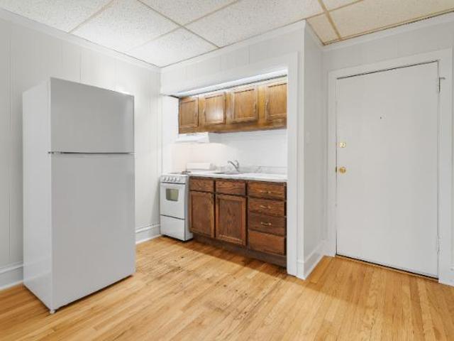 Studio, 1 bath, Condo 1440 W Howard St