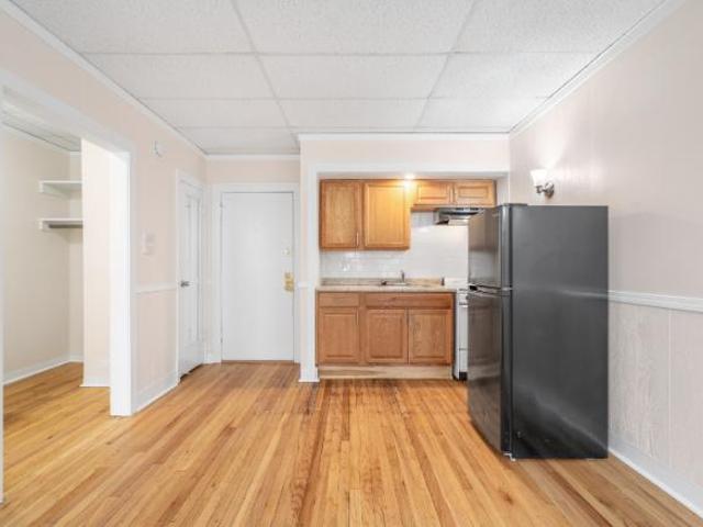 Studio, 1 bath, Condo 1440 W Howard St