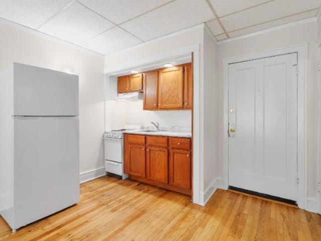 Studio, 1 bath, Condo 1440 W Howard St