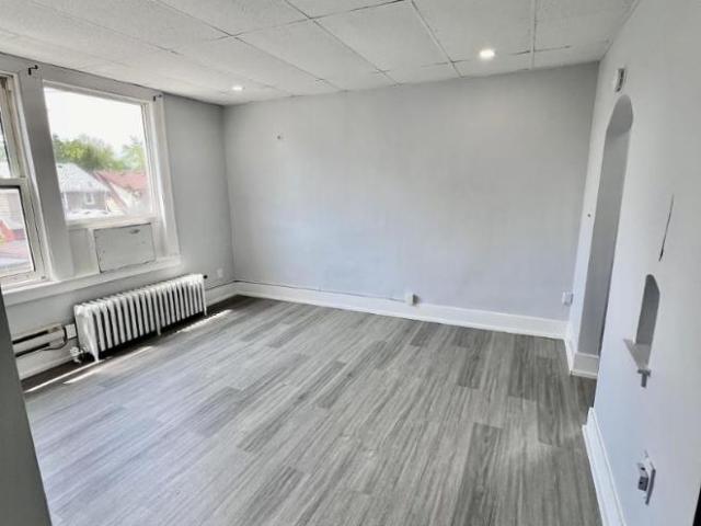 Studio, 1 bath, Condo 1495 Gladstone Ave