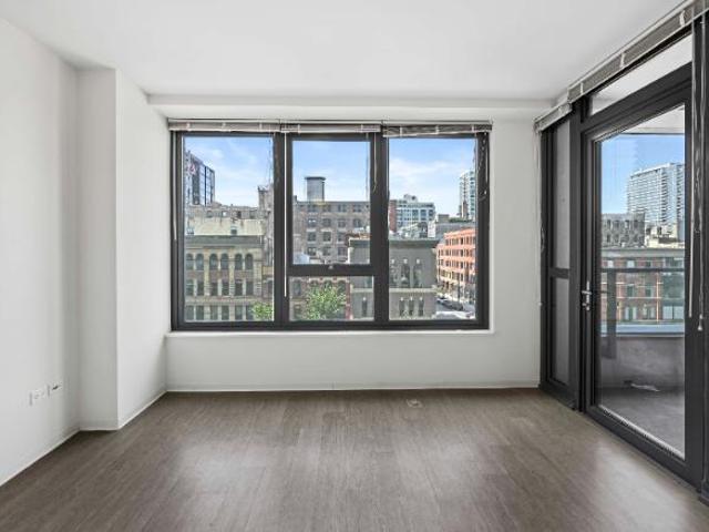 Studio, 1 bath, Condo 152 W Superior St