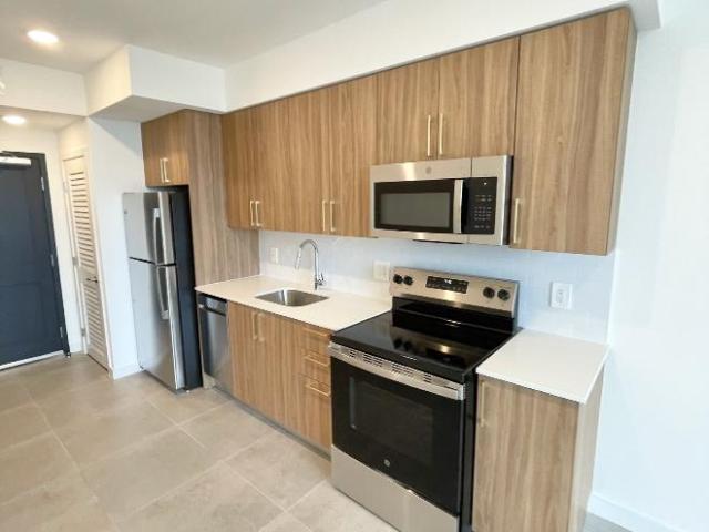 Studio, 1 bath, Condo 1940 Van Buren Street