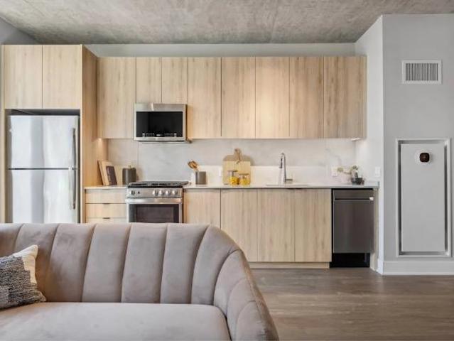 Studio, 1 bath, Condo 1046 W Van Buren