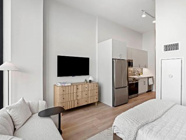 Studio, 1 bath, Condo 1103 W Van Buren