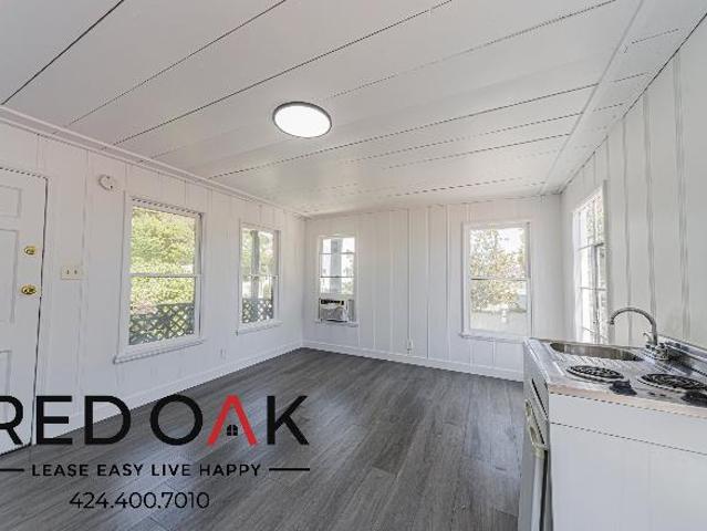 Studio, 1 bath, Condo 1111 North Doheny Drive