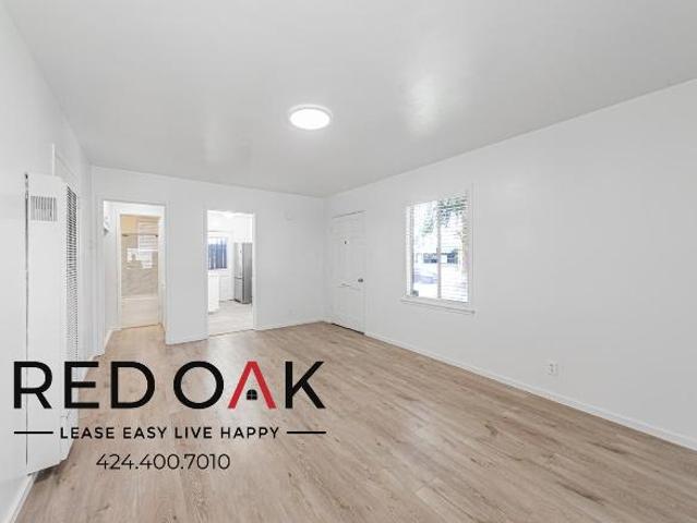 Studio, 1 bath, Condo 12040 1/2 Magnolia Blvd