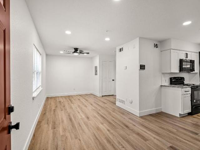 Studio, 1 bath, Condo 125 13th St SE