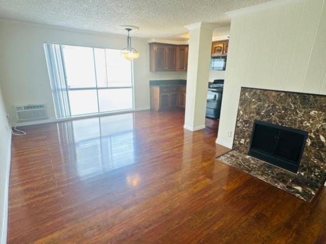 Studio, 1 bath, Condo 2414 S Barrington Ave