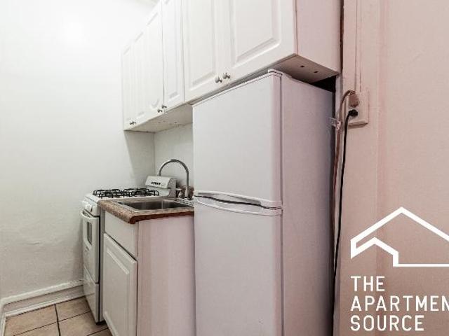 Studio, 1 bath, Condo 2827 North Burling St