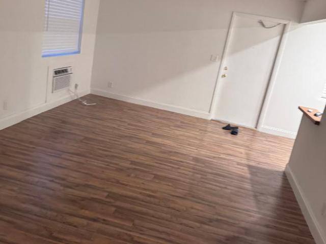 Studio, 1 bath, Condo 2829 Van Buren St