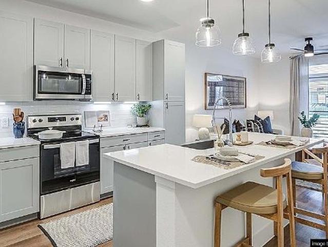 Studio, 1 bath, Condo 2001 E 4th St