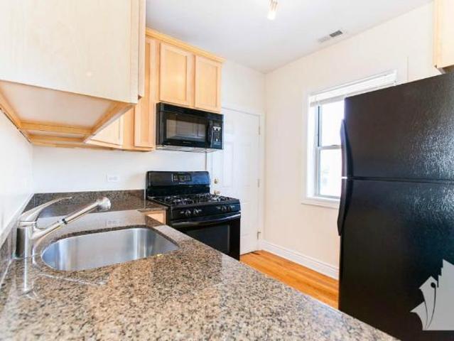 Studio, 1 bath, Condo 2057 West Dickens Avenue
