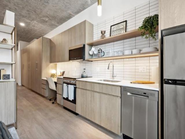 Studio, 1 bath, Condo 220 W Institute Pl