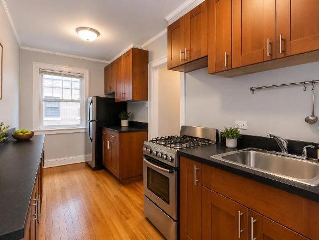 Studio, 1 bath, Condo 2328 North Lincoln Park West Avenue