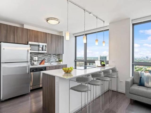 Studio, 1 bath, Condo 365 W Illinois St