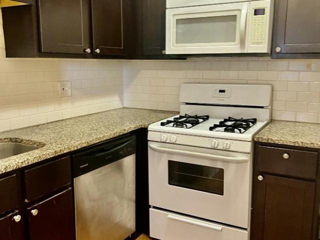 Studio, 1 bath, Condo 4423 W Fullerton Ave