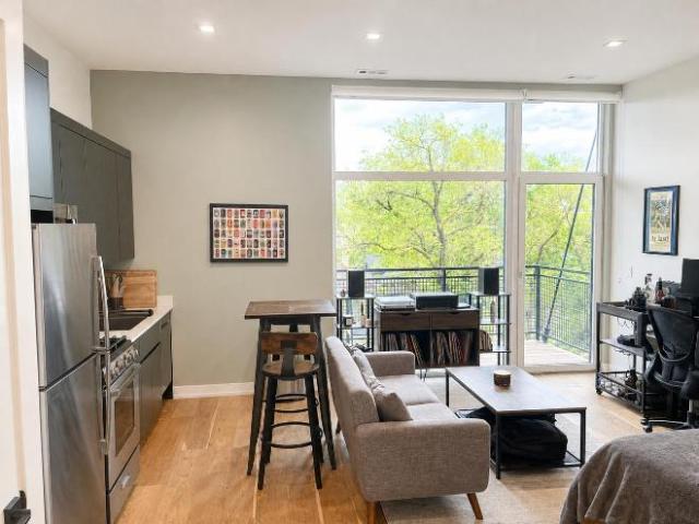 Studio, 1 bath, Condo 4513 North Clark