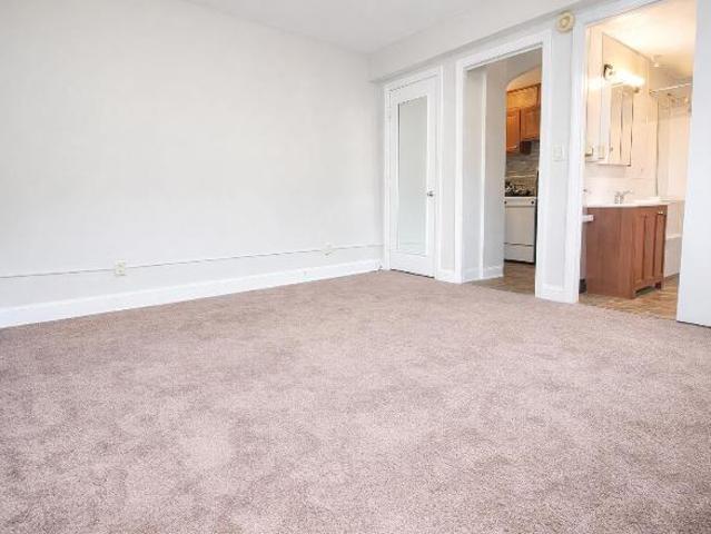 Studio, 1 bath, Condo 4720 Centre Avenue