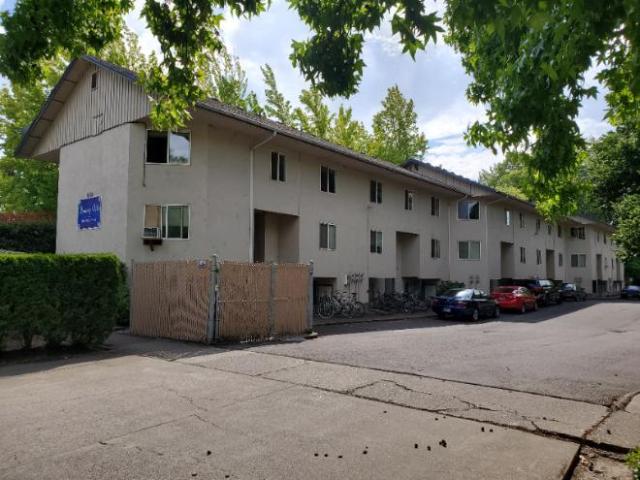 Studio, 1 bath, Condo 410 NW 8th Street