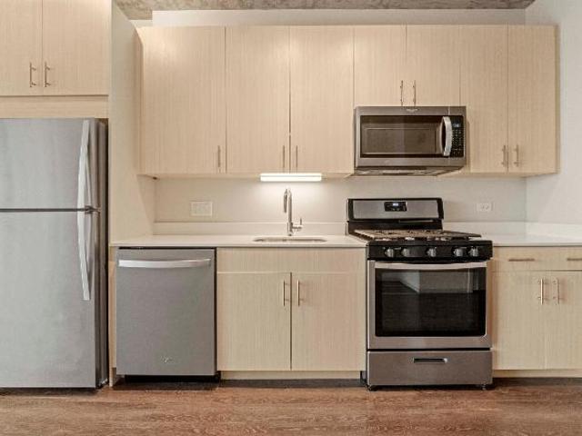 Studio, 1 bath, Condo 643 South Clark Street