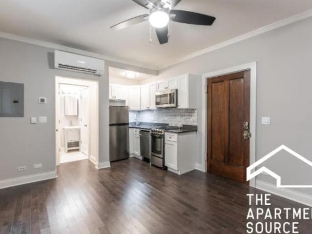 Studio, 1 bath, Condo 640 West Wrightwood Ave