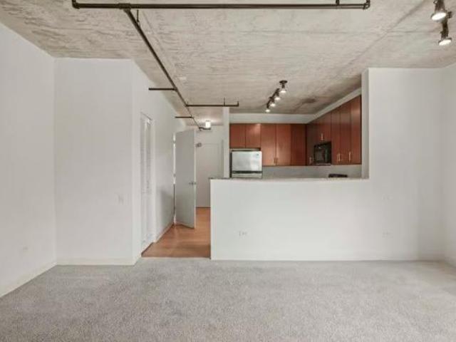Studio, 1 bath, Condo 642 S Clark