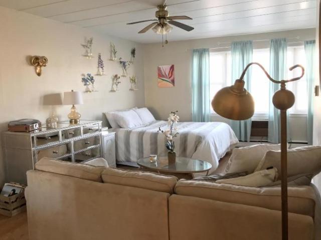 Studio, 1 bath, Condo 6606 W Windsor Ave